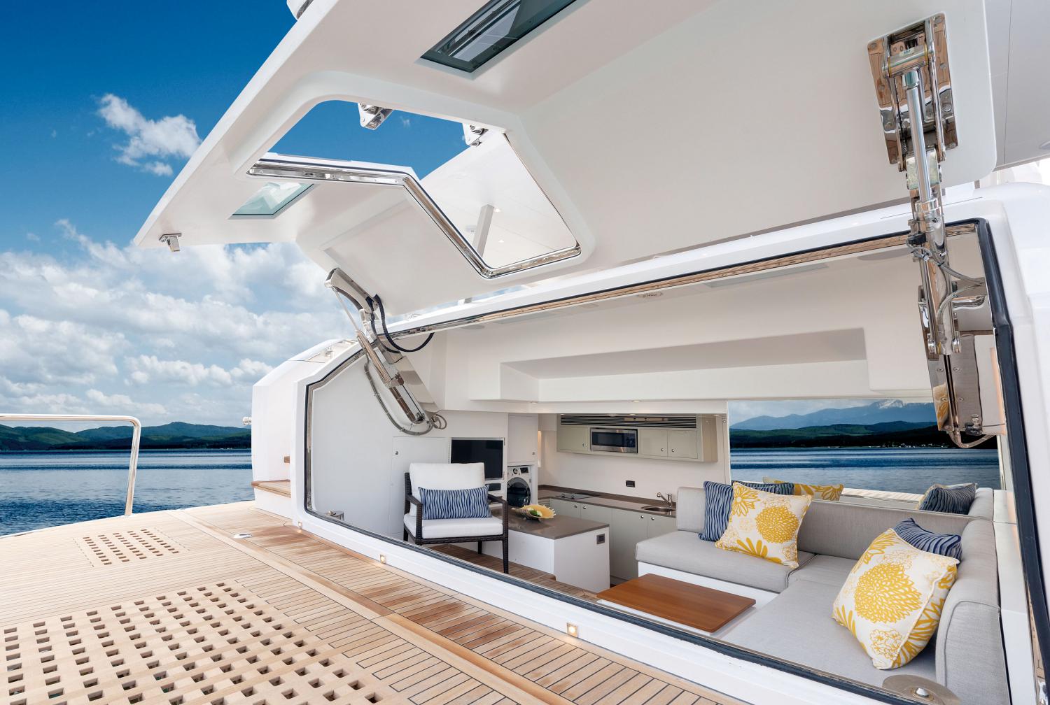 Yacht DF77 SKYLINE , Hull #2 - Horizon Yachts | CHARTERWORLD Luxury ...